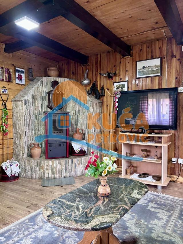Vikendica - brvnara  na  Zlatiboru, 79 m2, plac  162 m2