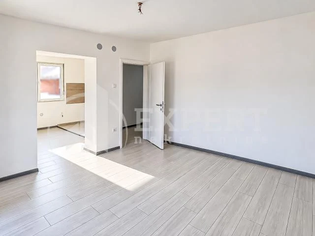 Kompletno renoviran dvosoban stan u Durlanu, 67m2