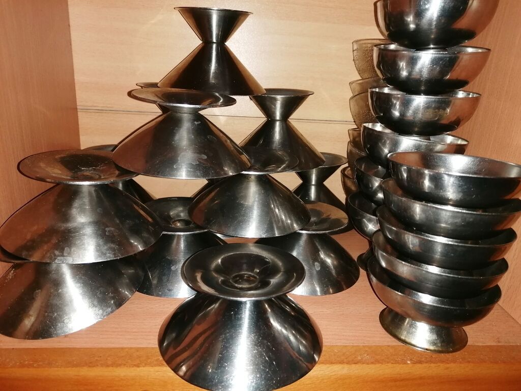 Set od metalnih posudica na stalku – za sladoled, deserte i