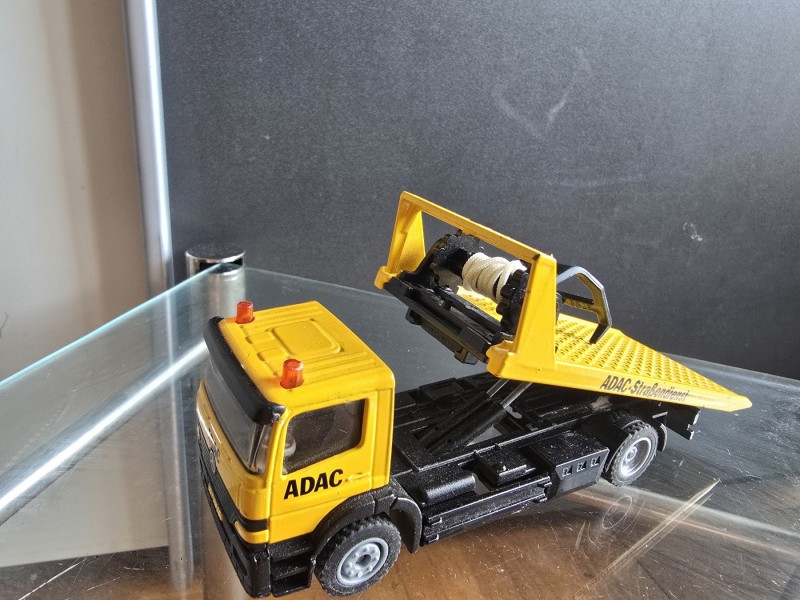 Siku 2712 ADAC šlep kamion, model Mercedes Atego