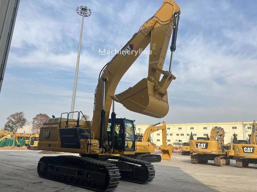 Novi Caterpillar 352 bager guseničar