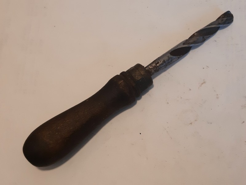 Stara rucna burgija 11mm sa drvenom drskom