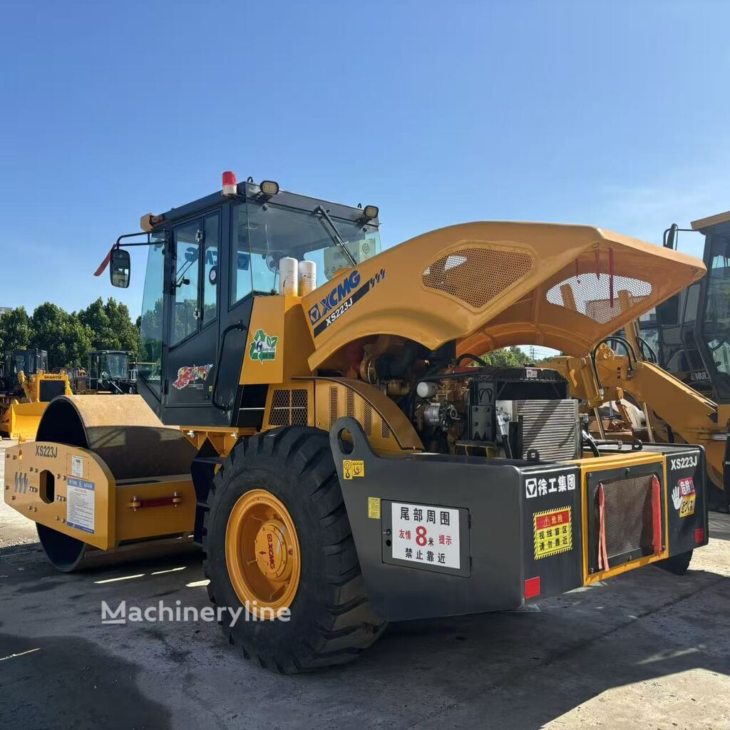 XCMG XS223J kompaktor s jednim valjkom
