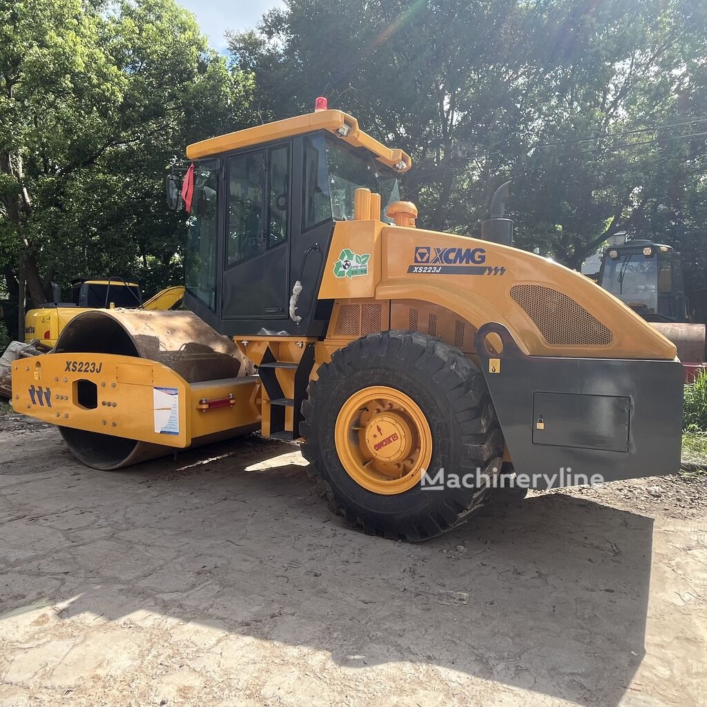 XCMG 223J kompaktor s jednim valjkom
