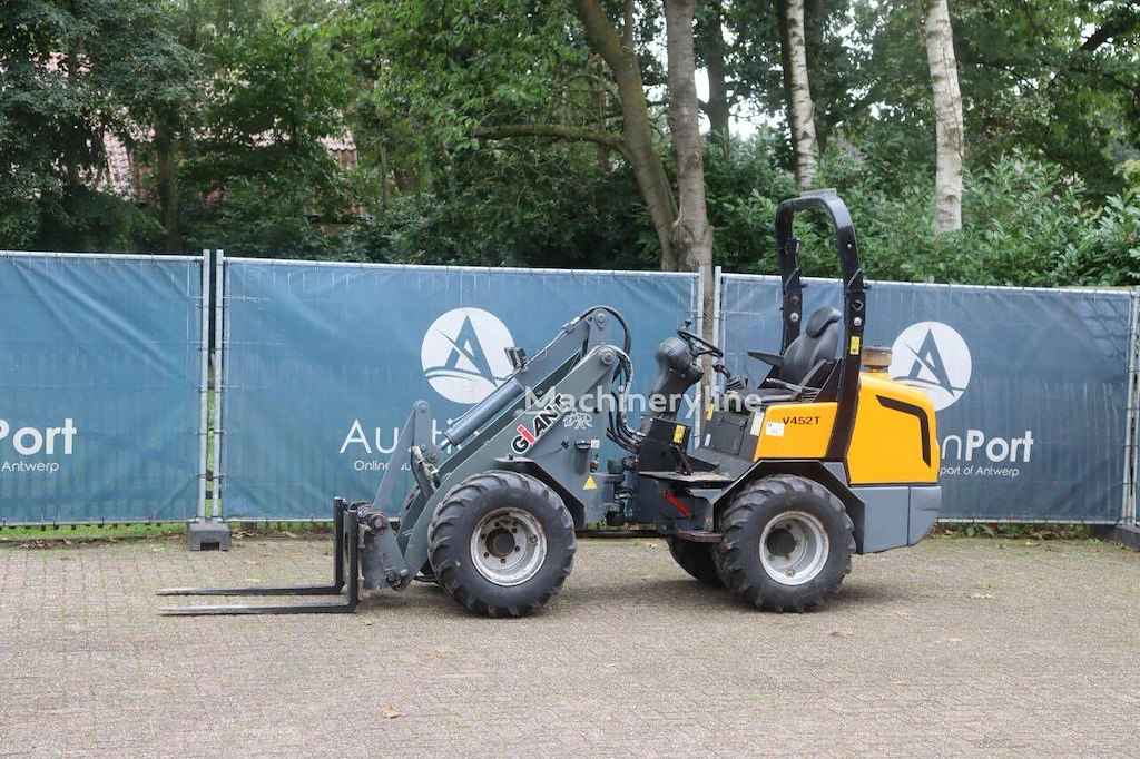 Prodaje se Giant V452T prednji utovarivač na aukciji