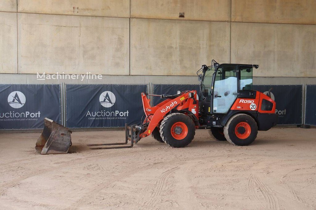 Prodaje se Kubota R090 multifunkcionalni utovarivač na aukciji