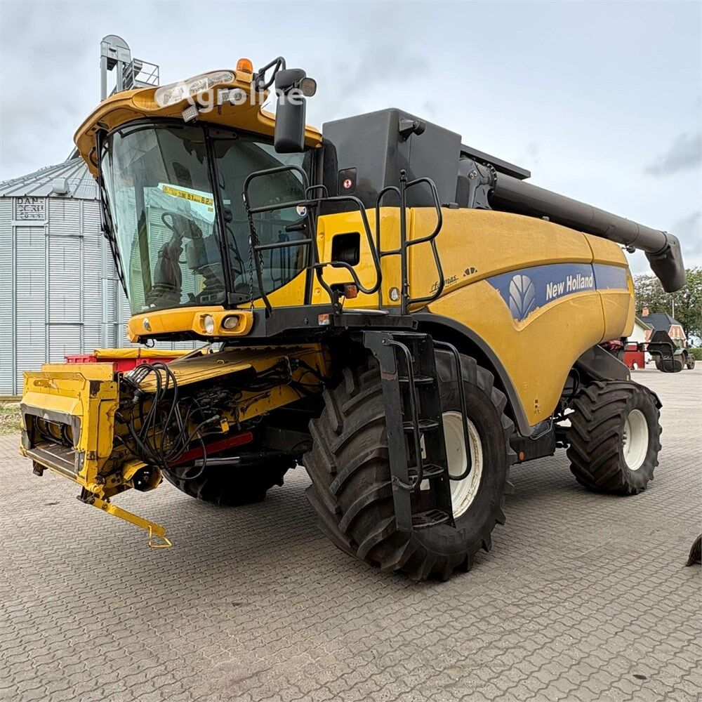 Prodaje se New Holland CX8080 kombajn za žito na aukciji