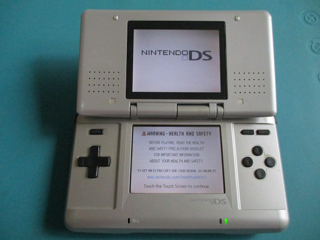 Nintendo DS ručna konzola + Nintendo punjač