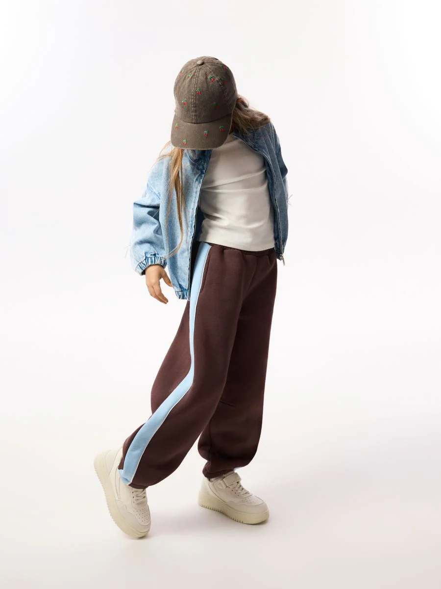 Barrel trenerka pantalone sa lampasima