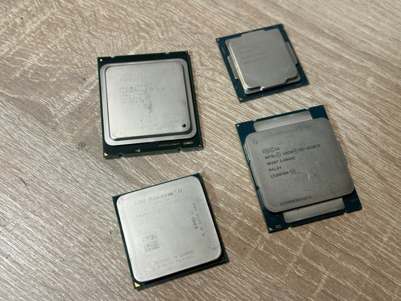 Procesori 4 komada Xeon Pentium Phenom