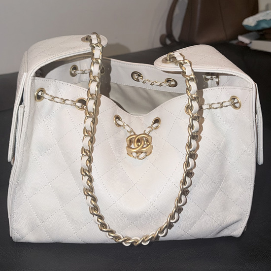 Chanel 25 torba – bela/krem