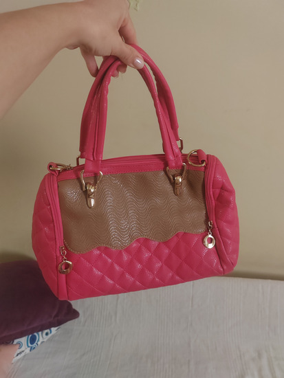 Roze torba sa zlatnim detaljima (prelepa)
