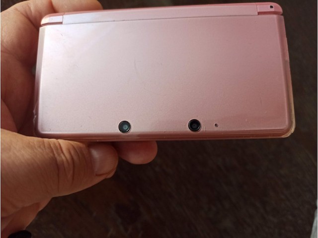 nintendo 3ds,konzola i punjac sve ispravno
