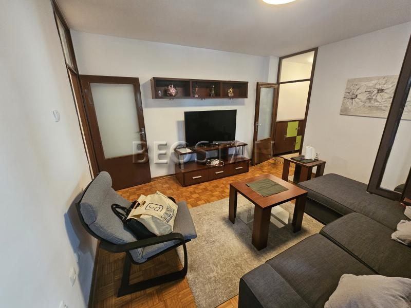 Novi Beograd - Blok 37 renoviran odmah useljiv #69049
240.000 €