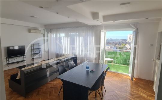 Izdaje se odličan trosoban stan u centru Niša, kod