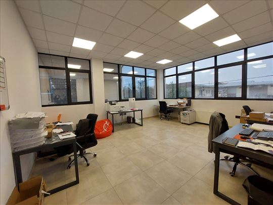 Poslovna zgrada , showroom, kancelarije ID 13890-1