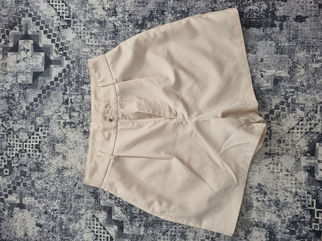 Elegantne bež šorts bermude sa visokim strukom. - Model: ženski šorts