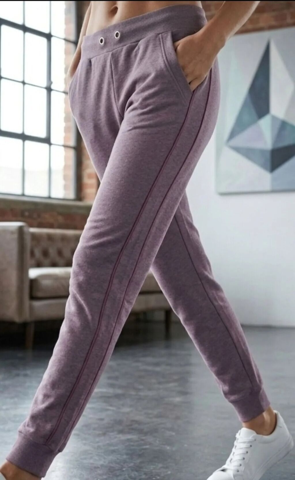 Ženske trenerke/jogger pantalone u ljubičasto-sivoj (lavanda) boji. -