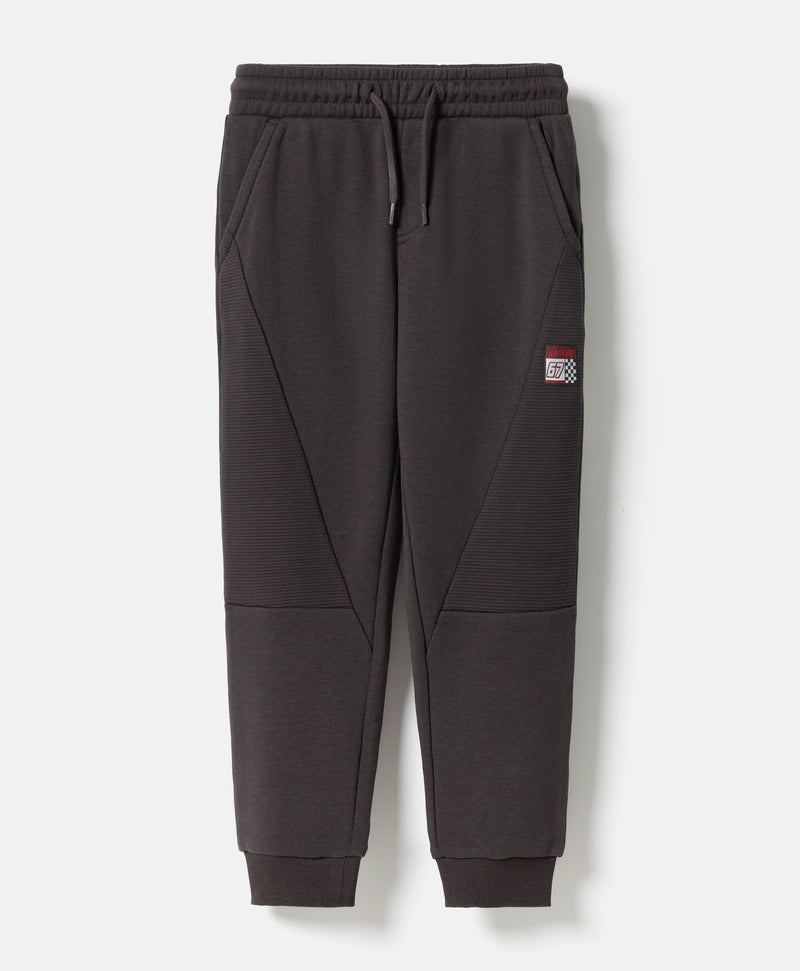 Sportske pantalone regularnog kroja sa trkačkim motivom