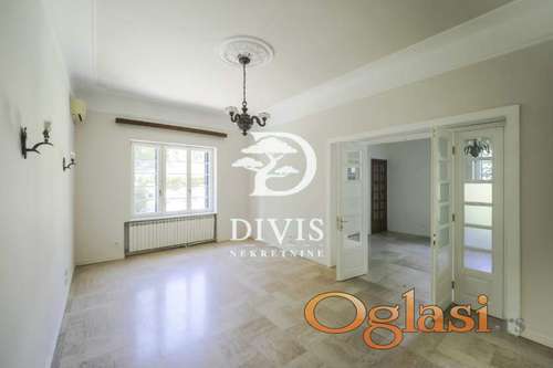 Predratna vila na Dedinju sa velikim dvorištem