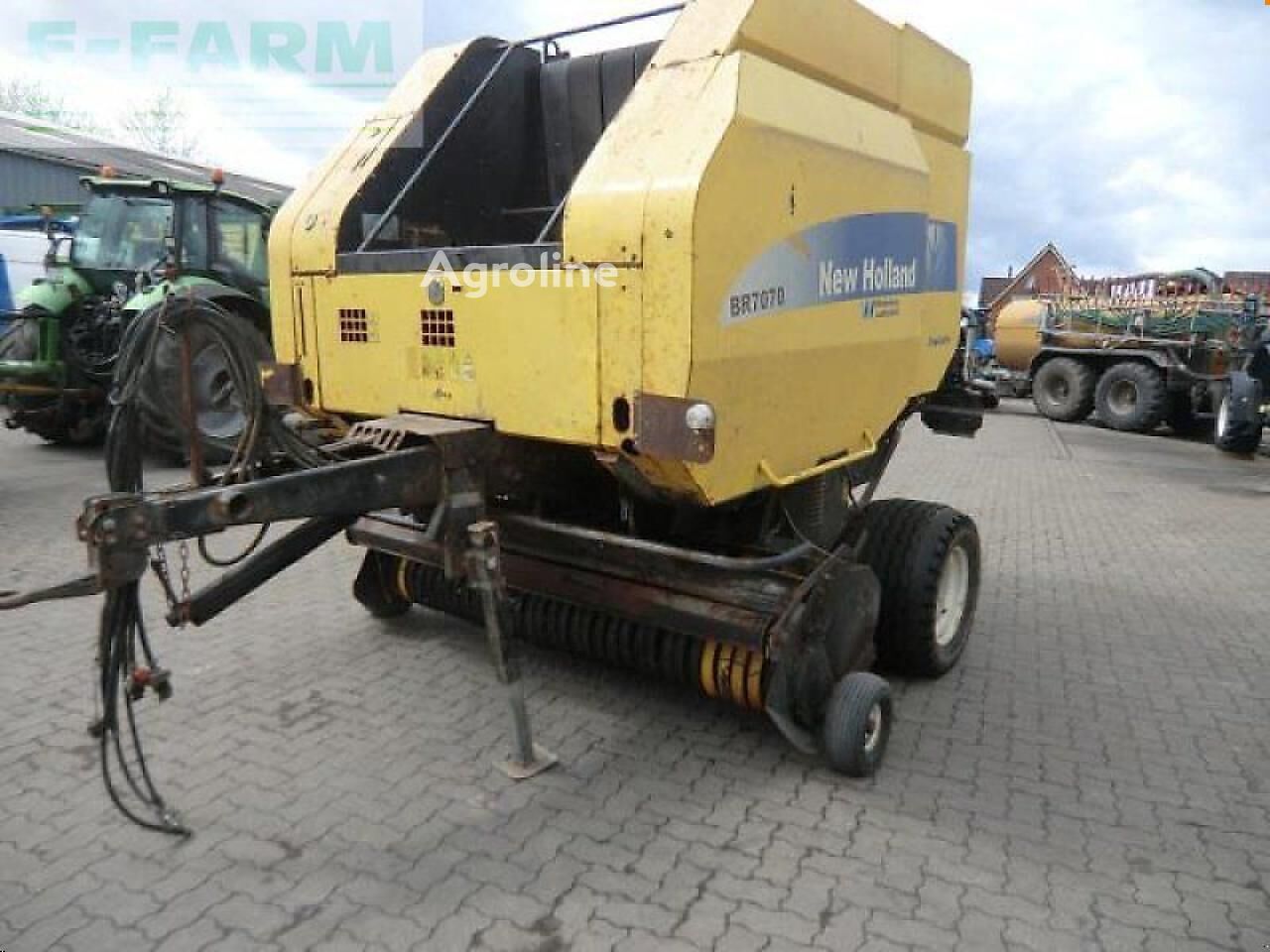 New Holland br 7070 cc balirka za okrugle bale