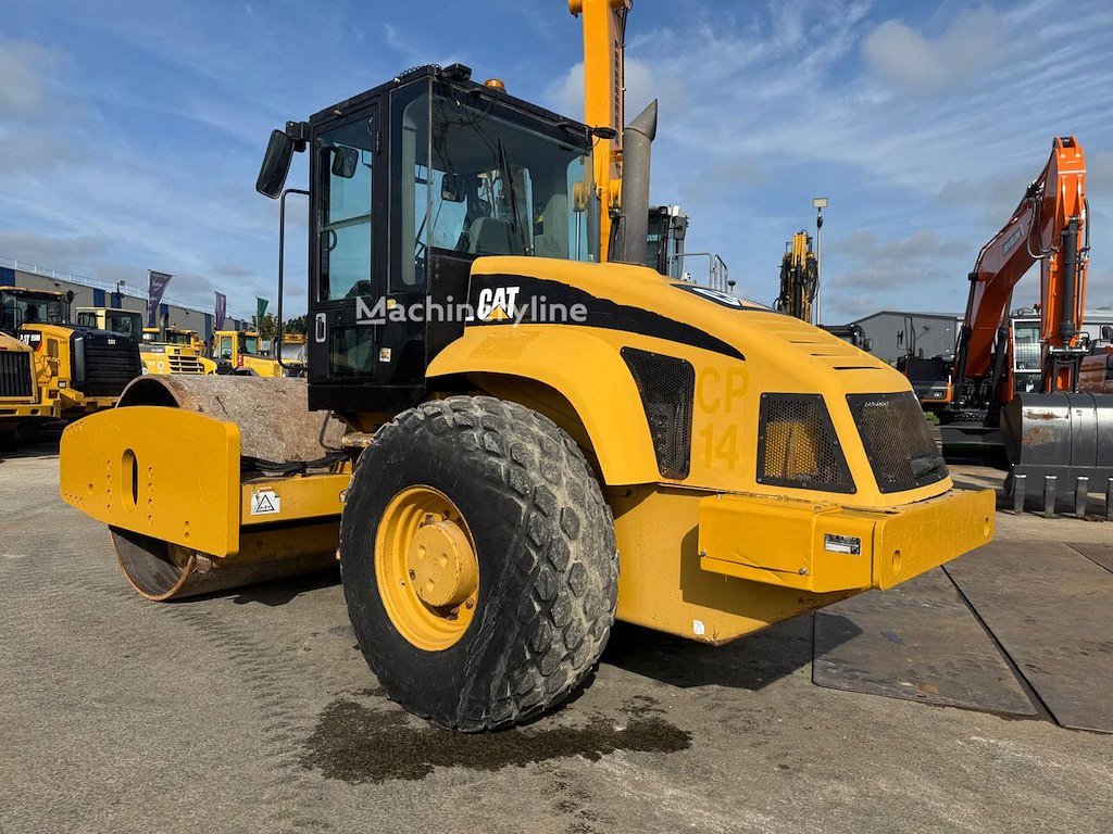 Caterpillar CS 663E . kompaktor s jednim valjkom