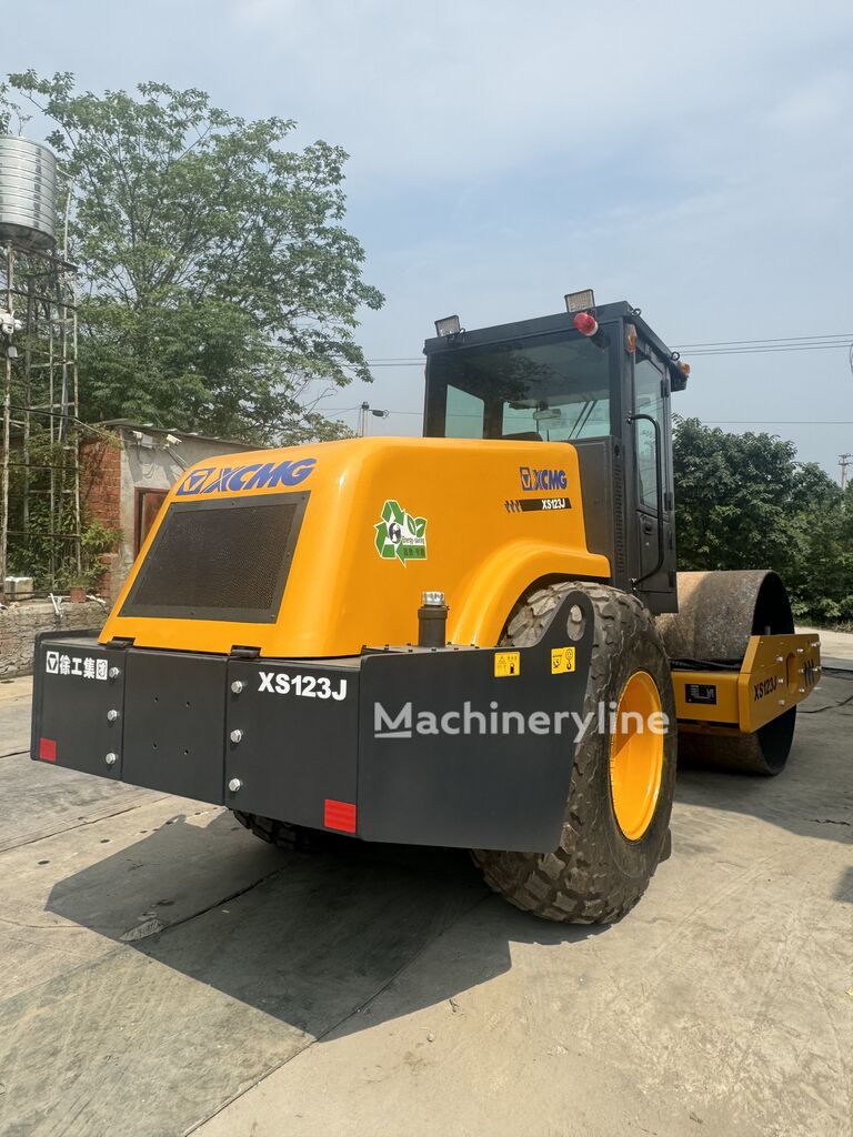 XCMG XS123J kompaktor s jednim valjkom