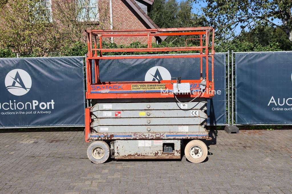 Prodaje se Skyjack SJ4832 makazastu platformu na aukciji