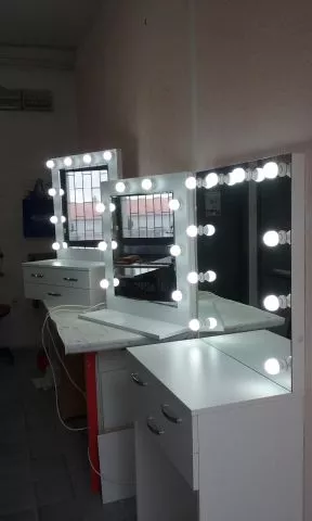 OGLEDALA ZA SMINKANJE SA LED SIJALICAMA