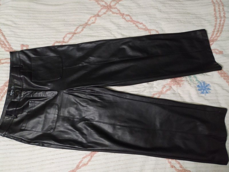 Stradivarius® tegljive ECO KOŽA sa ŠIROKIM NOGAVICAMA L