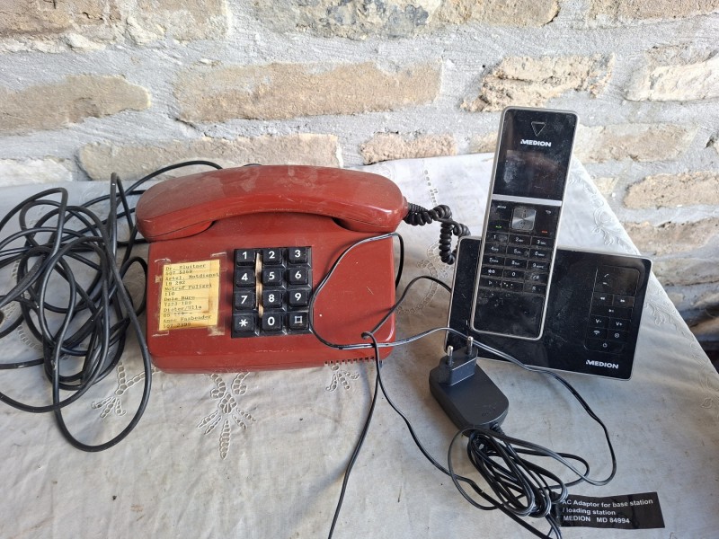 2 starinska telefona ***