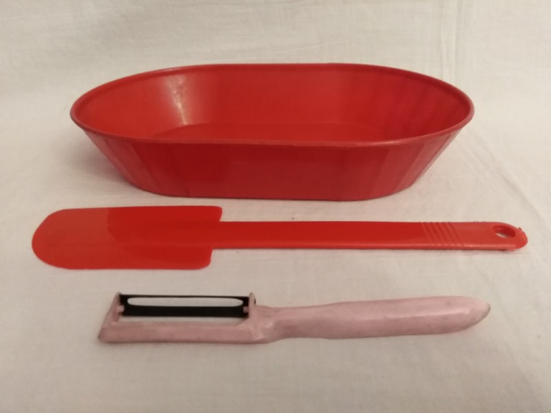 plastična činija, špatula i nož za povrće