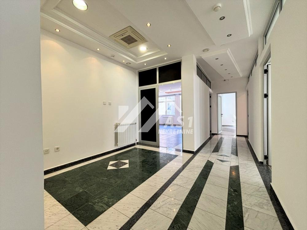 IZDAJE SE POSLOVNI PROSTOR NA BULEVARU ID#8126
1.500 €