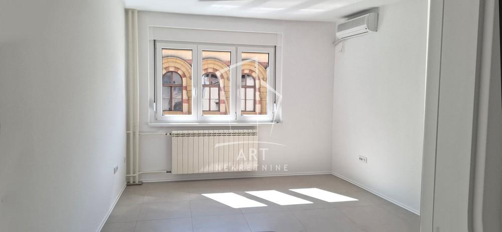Renoviran i svetao PP 60m2+terasa, Svetogorska ulica ID#16419
1.000 €