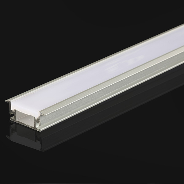 Podni alu profil R-532 A, plitak presek 27 × 10,8 mm sa difuzorom za hodanje