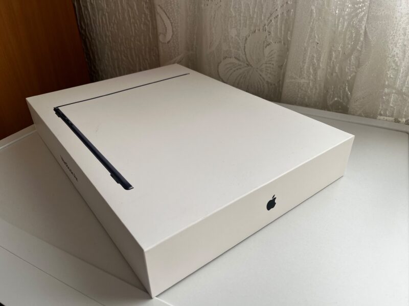 Apple MacBook Air 15" M4 / 16GB / 256GB / Midnight - NOV VAKUUM Na prodaju potpuno nov, neotpakovan (u fabričkom vakuum pakovanju) Apple MacBook Air 15.3" sa najnovijim M4 čipom. Model: MacBook Ai...