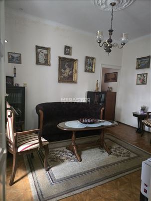 Zira, stan sa dvorištem i garažom