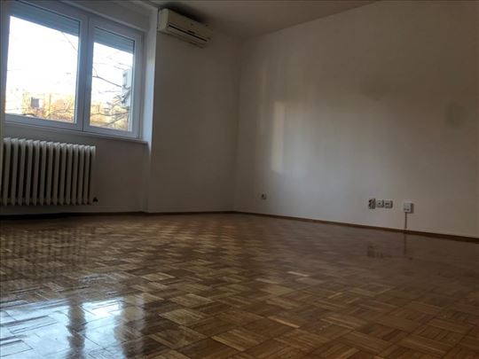 Dvosoban stan na odličnoj lokaciji-Maksima Gorkog!