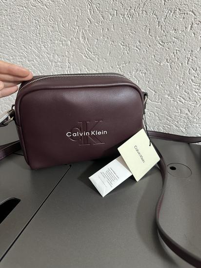 NOVA Calvin Klein torbica sa etiketom