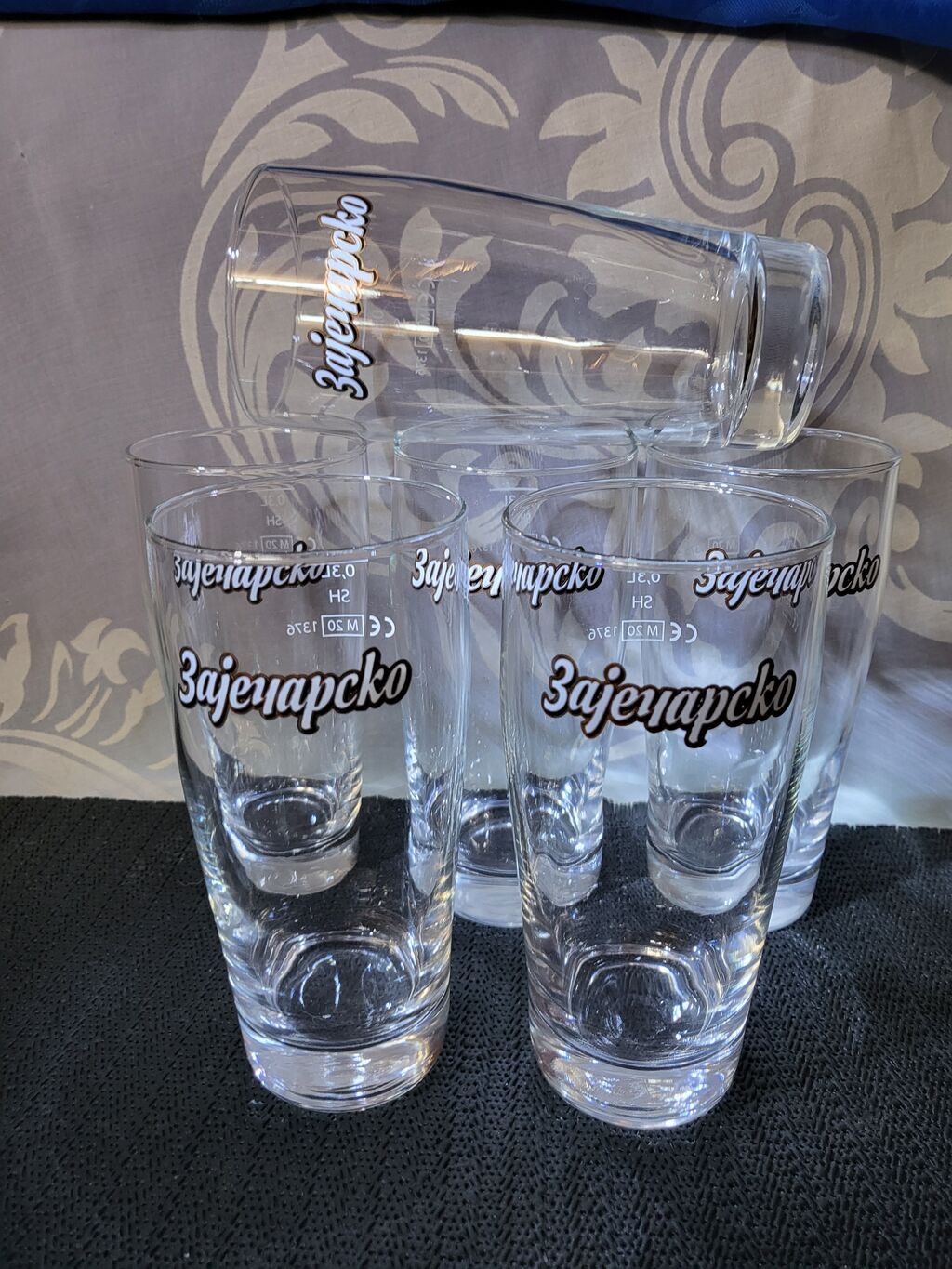Case nove zajecarsko pivo. Nove case,sve na njima odsjaj od svetla