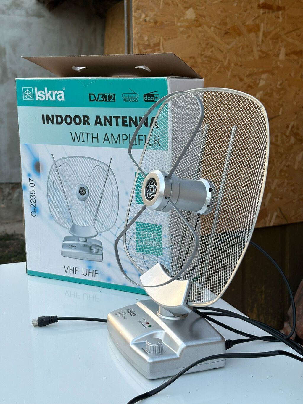 Na prodaju kvalitetna Iskra sobna TV antena sa ugrađenim pojačalom