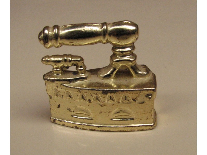 = Metalna minijatura - Pegla 3,2 x 3cm