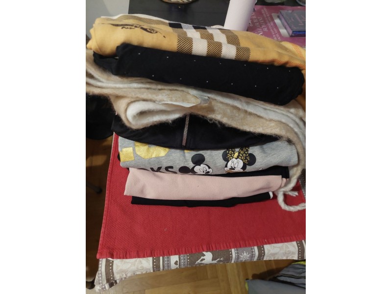 Brdo kvalitetne garderobe veličine L XL