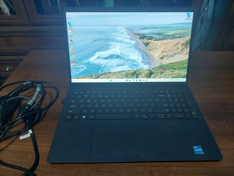 Dell 15.6” FHD 120Hz i3-1215U 8GB DDR4 250GB SSD punjac