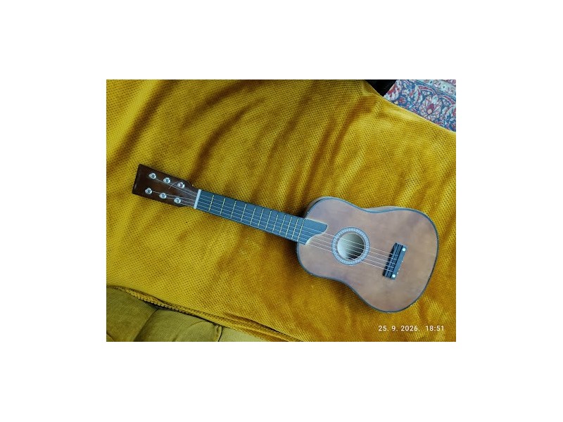 MALA DECIJA GITARA