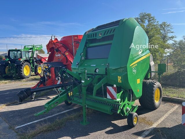 John Deere V451M balirka za okrugle bale