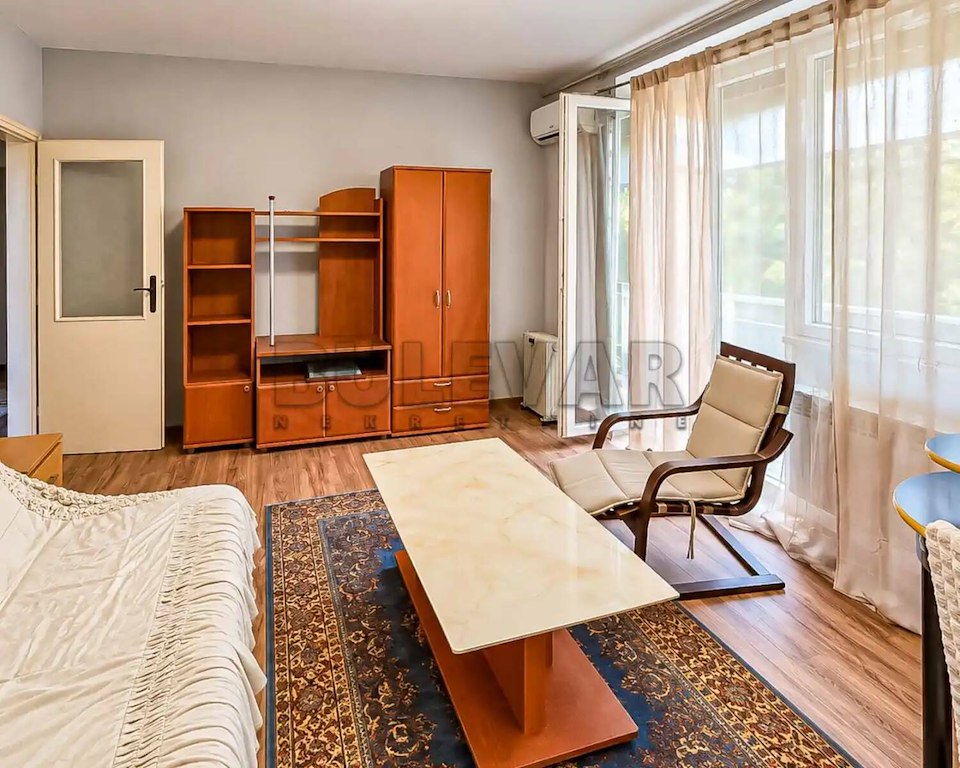 Jednoiposoban stan, Niš – Vojna bolnica | Izdavanje · 53m² · 300€
