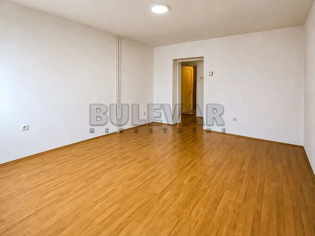 Poslovni prostor / Lokal, Niš – Dom zdravlja | Izdavanje · 66m² · 450€