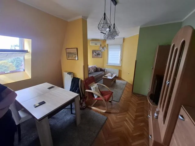 Dvosoban namešten stan Lasla Gala