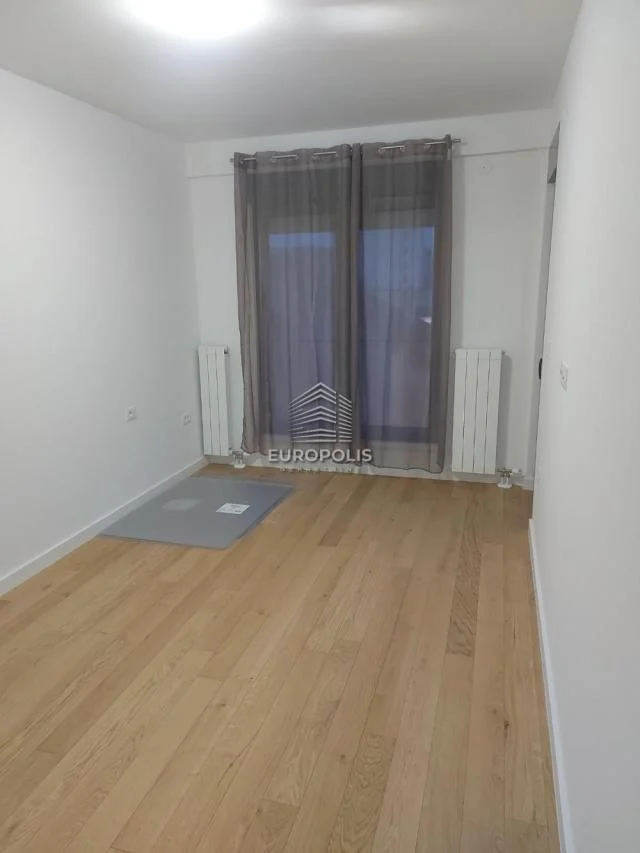 Trosoban stan u Zelenoj aveniji sa terasom i dva kupatila ID#10367